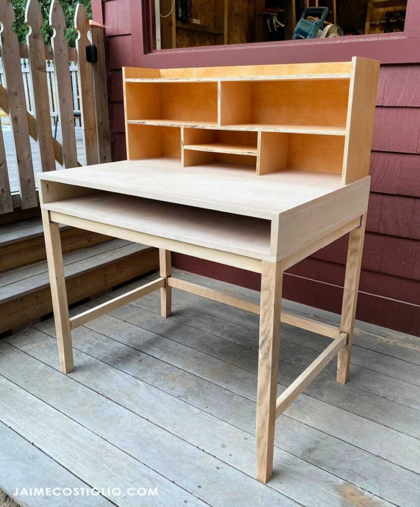 Simple Modern Desk with Plans - Jaime Costiglio